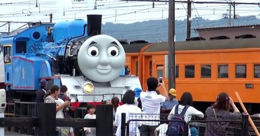 Life-sized Thomas the Tank Engine Chugs Into Fans' Hearts (Video ...