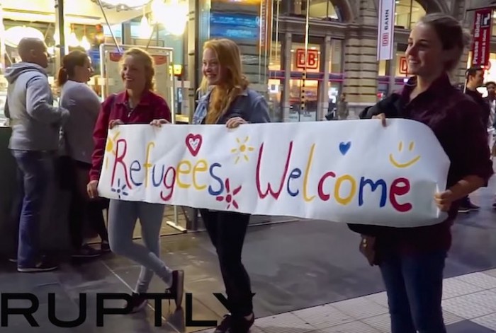 3 Heartwarming Scenes of Europeans Cheering for Refugees Arriving by Bus