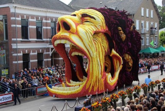 Van Gogh Themed Parade Dazzles with Amazing Dahlia Floats