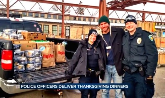 Police Officers Deliver Thanksgiving Dinners to Neighborhood Just in ...