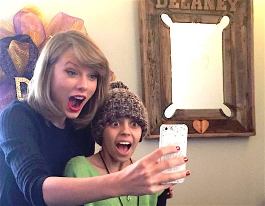 Taylor Swift Surprises Hospice Cancer Teen, Visits Her for Christmas ...