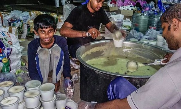 How One Man Cooked Meals For 170,000 People During the Indian Floods ...