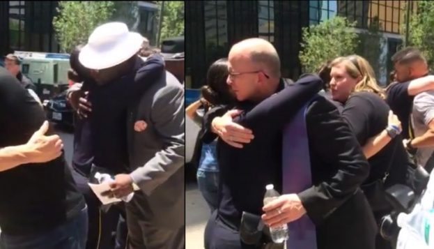 Crowds Line Up to Hug Police Officers in Dallas (WATCH) - Good News Network