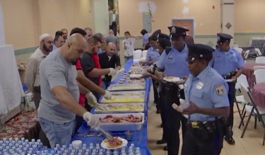 Local Mosque Serves Up Breakfast for 800 Police Officers (WATCH) - Good ...