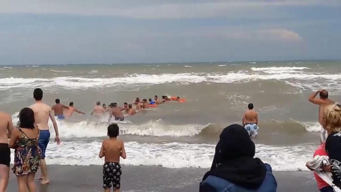 Watch a Dozen Beachgoers Form Human Chain to Rescue Swimmers - Good ...