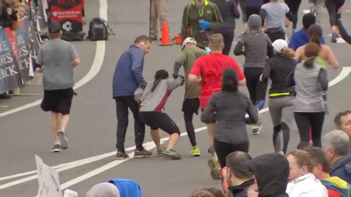 Watch Two Runners Pick Up Collapsed Competitor, Carry Her to Finish ...