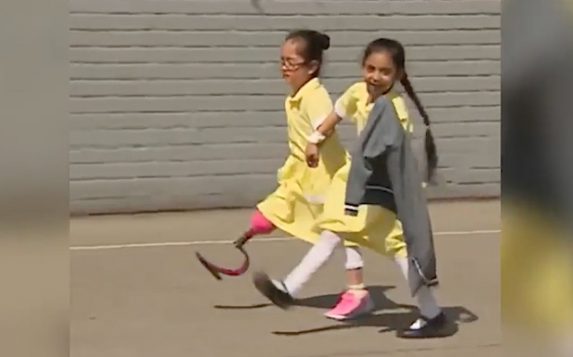 Watch Adorable Reaction of Little Girl’s Friends to Her New Pink ...