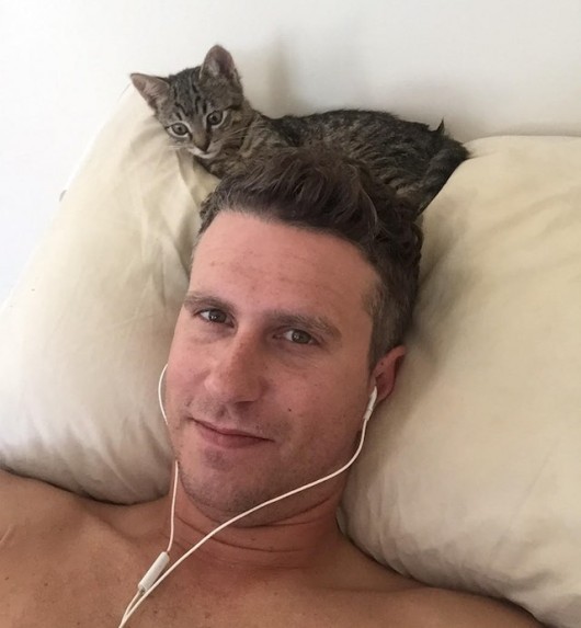 Man Comes Home to Find Cat Waiting For Him – Except He’s Never Owned a Cat