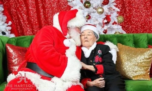 86-year-old With Dementia Snuggles Up to Mall Santa – and Makes ...