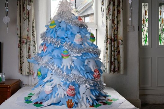 Mom With Rubber Glove Christmas Tree Turns Down Strangers’ Gifts ...