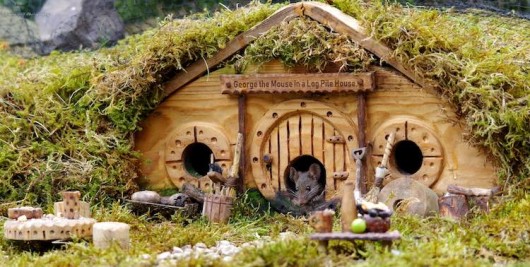 Photographer Builds Adorable Tiny Log Cabins in His Backyard to Keep ...