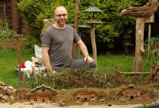 Photographer Builds Adorable Tiny Log Cabins in His Backyard to Keep ...