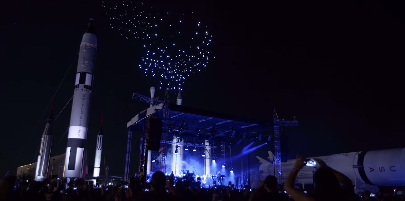 Light Show With 300 Drones Wows the Crowd at NASA Space Center ...