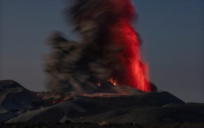 Photographer Captures Exact Moment of Beauty When Lightning Strikes ...