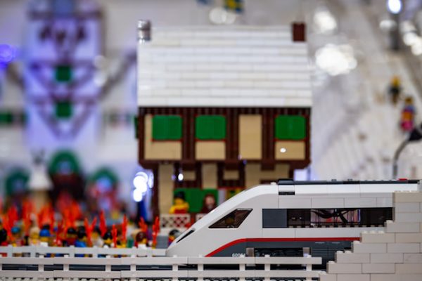 Couple Uses 400,000 LEGO Bricks to Build Biggest Christmas Creation in ...