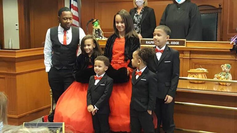 Single Foster Dad Adopts 5 Siblings So They Won’t Have to Be Apart Like ...