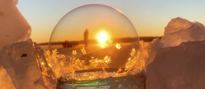 See the Moment a Bubble Froze Into a Beautiful Sphere At Sunrise ...