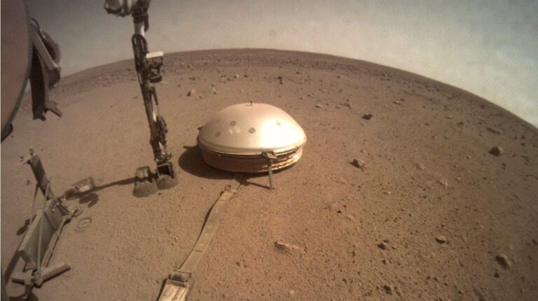 The Mars InSight Lander Signs Off on Social Media With Encouragement ...