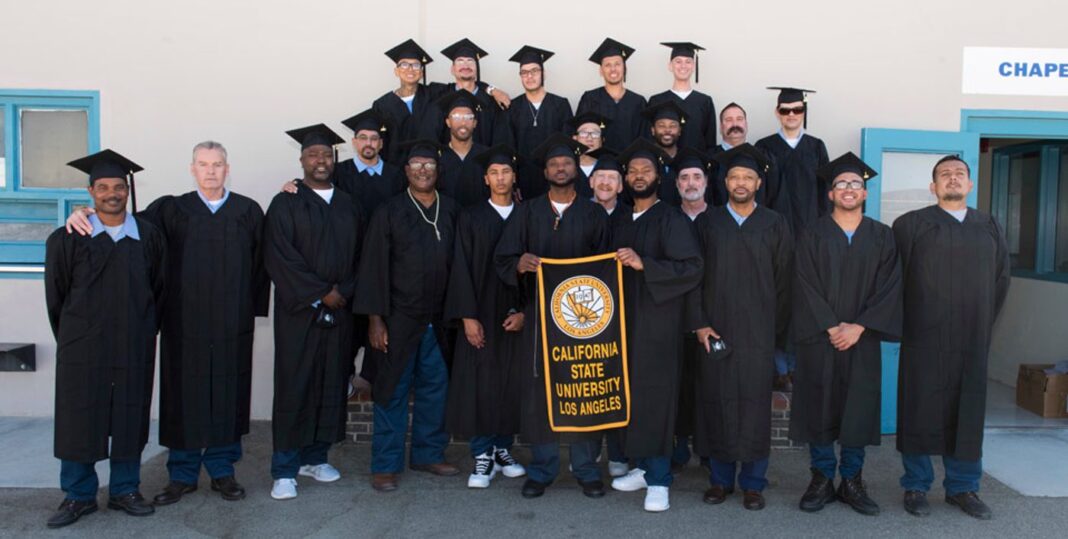 First-of-its-Kind Commencement Inside Prison Celebrates 25 Inmates That ...
