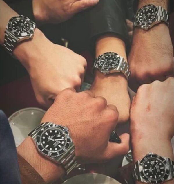 Keanu Reeves Gifts His 4 Stuntmen With $20,000 Rolex Watches Engraved ...