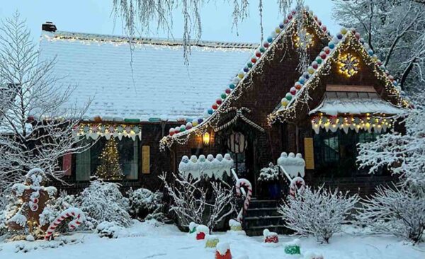 Christmas-Loving Mom Transforms Her Home Into Real-Life Gingerbread ...