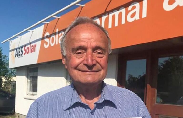 Man Who Tells the Queen He Engineers Solar Panels is Stunned When She ...