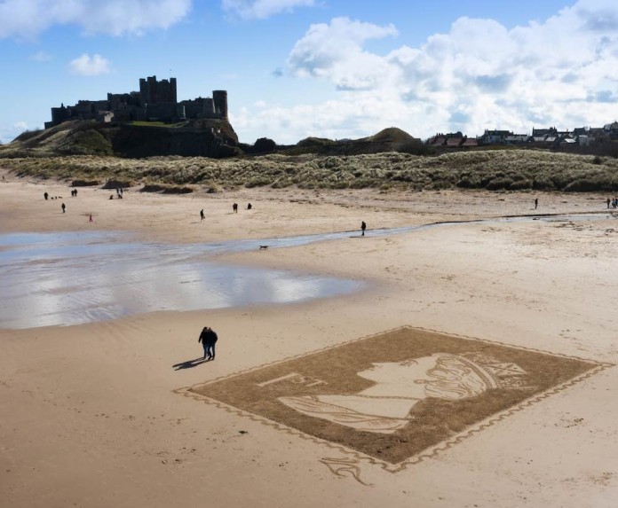 Sand Artist Creates Moving Portrait of The Queen on English Beach in ...