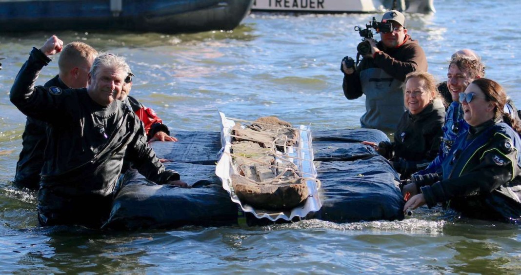 Ancient 3,000 Year-old Canoe Discovered Beneath Wisconsin Lake Carved ...