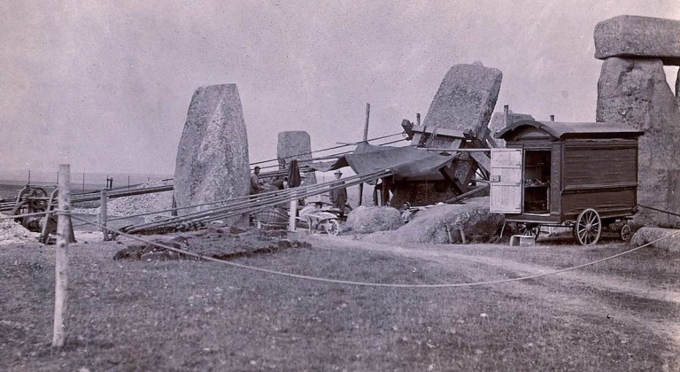 Photos Showing Victorians Painstakingly Rebuilding Stonehenge in 1901 ...