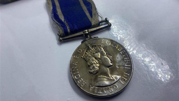 Teen Finds a Police Medal on Bottom of River–Tracks Down ‘Heartbroken ...