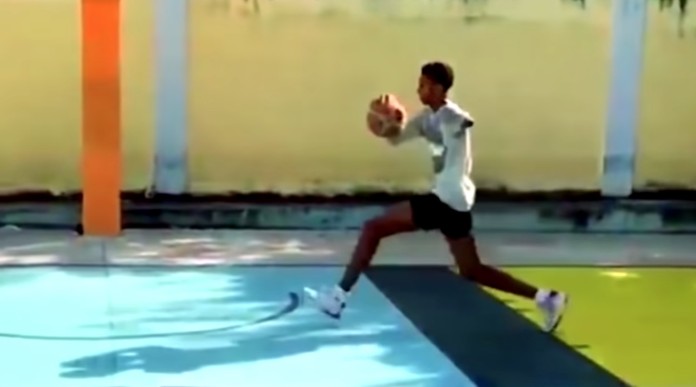 One-Armed Basketball Player Recruited for College Team Scores His First ...