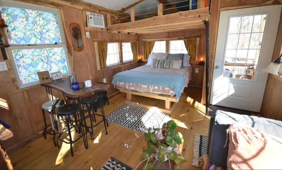 Man Builds Cozy Treehouse to Post on AirBnB and Earns Enough to Quit ...