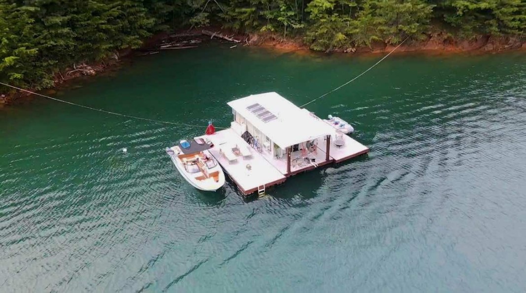 Couple Saves $27,000 a Year By Moving Onto a Houseboat–It Saved Their ...