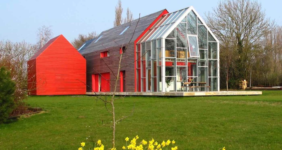 ‘Sliding Home’ With Flexible Design Can Open to Glass in Summer and ...