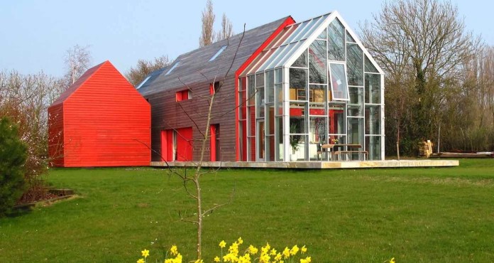 ‘Sliding Home’ With Flexible Design Can Open to Glass in Summer and ...