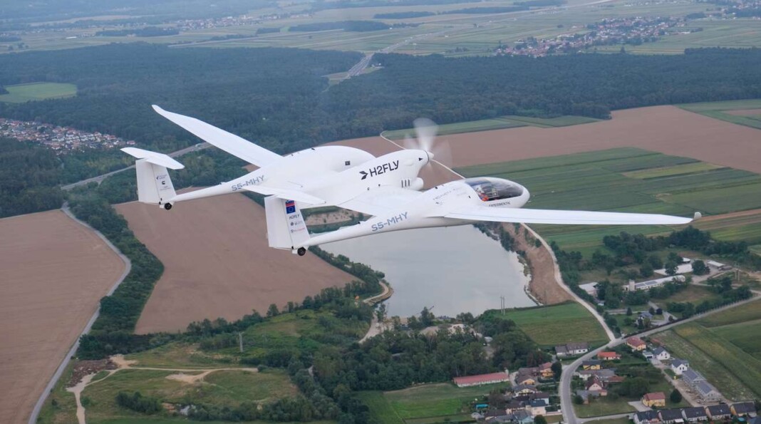 World's First Electric Aircraft Flight Powered by New Liquid Hydrogen ...