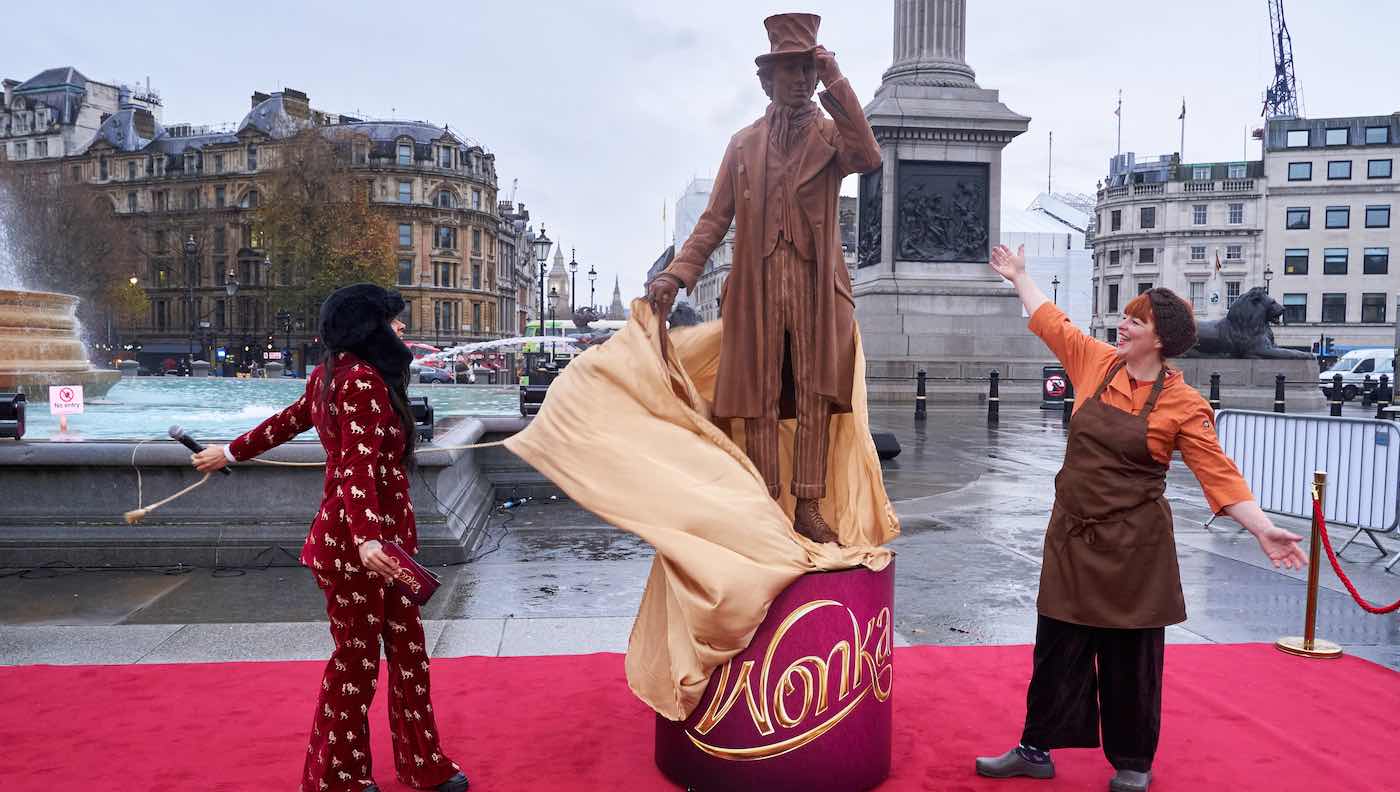 Sculptor Carves Life-sized Willy Wonka Using 220 Lbs of Chocolate in ...