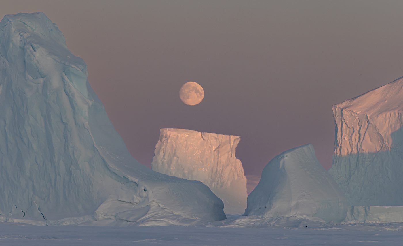 Photographer Captures Jaw-Dropping Photos of Moon Over Canadian Ice-scape