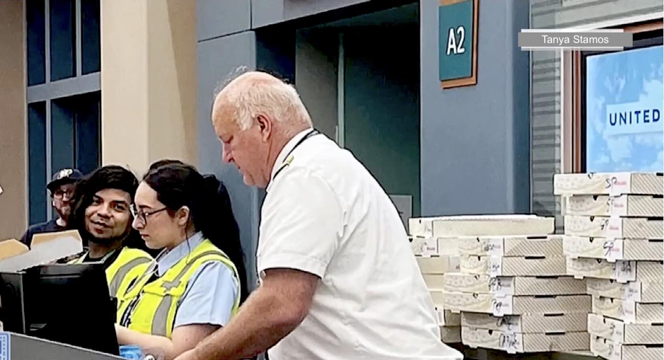 United Pilot Orders 30 Pizzas to Feed Passengers After Emergency ...