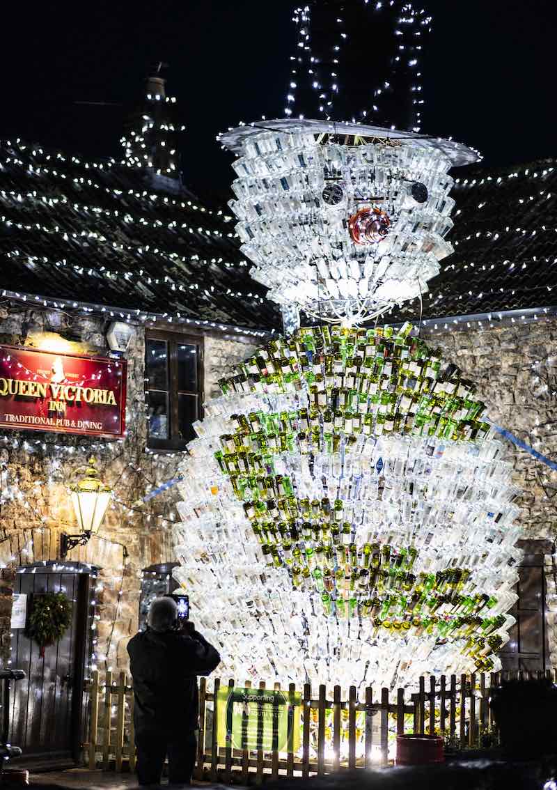 UK’s ‘Most Festive Pub’ Illuminated Giant Snowman and Tree With 3,600 ...