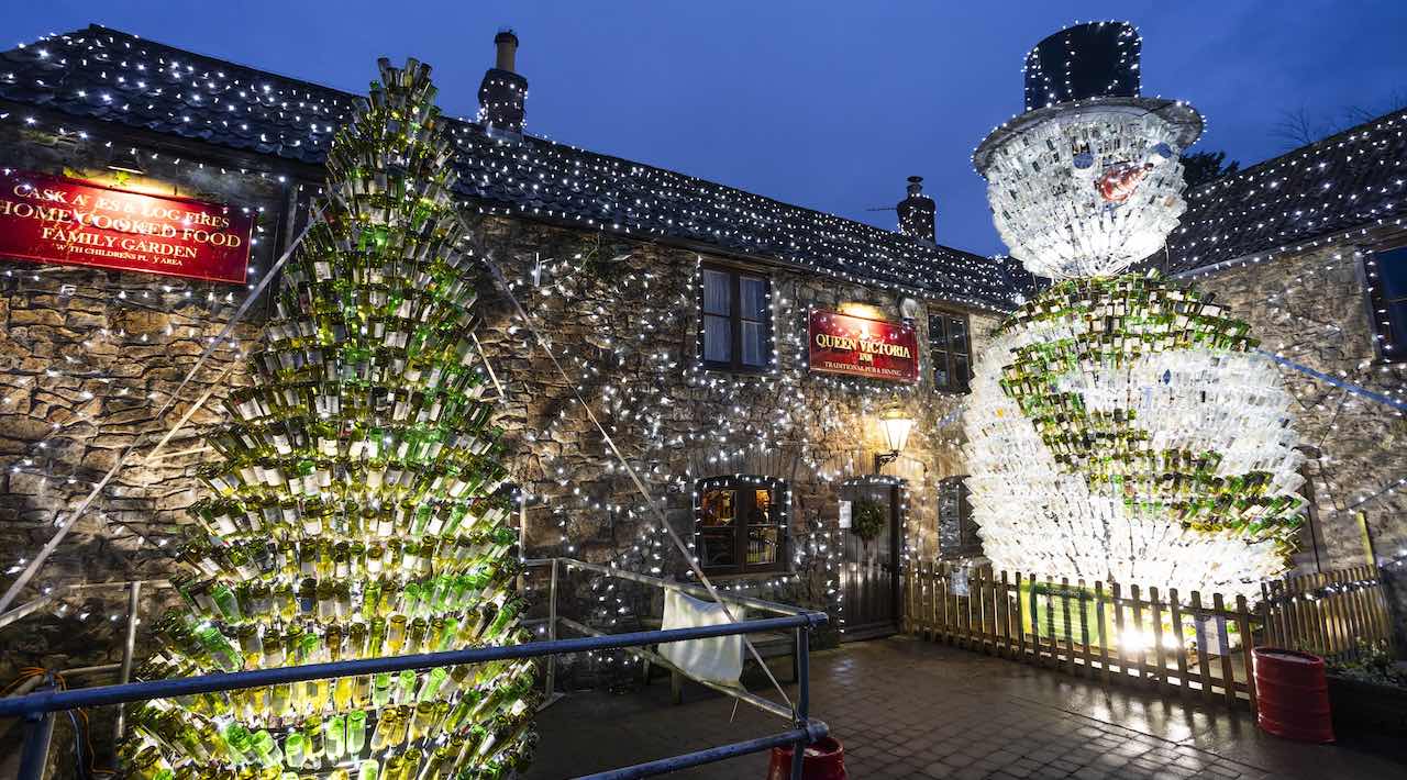 UK’s ‘Most Festive Pub’ Illuminated Giant Snowman and Tree With 3,600 ...