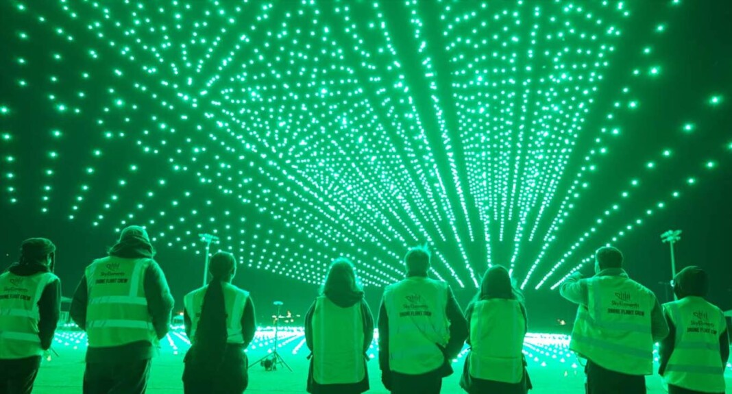 Best Holiday Light Show in the Sky Wins Guinness World Record With Dazzling 5,000 Drone ...