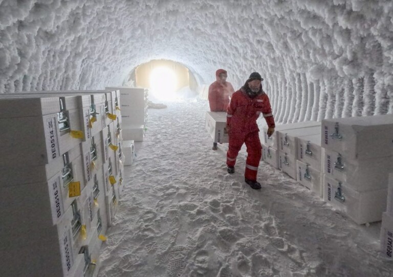 Scientists Drill Ice Core–2 Miles Down–Extracting 1.2 Million Years of ...