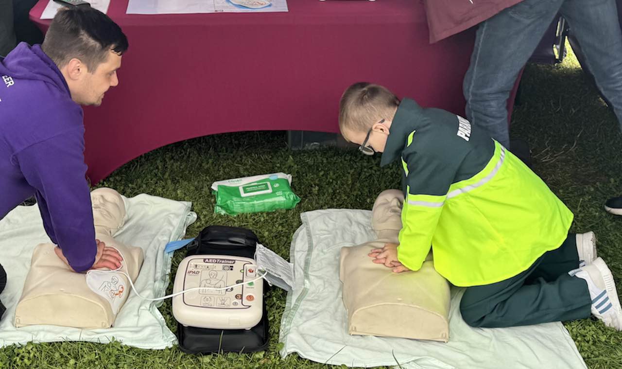 10-Year-old Paramedic Teaches Adults Lifesaving Skills and CPR as ‘The ...