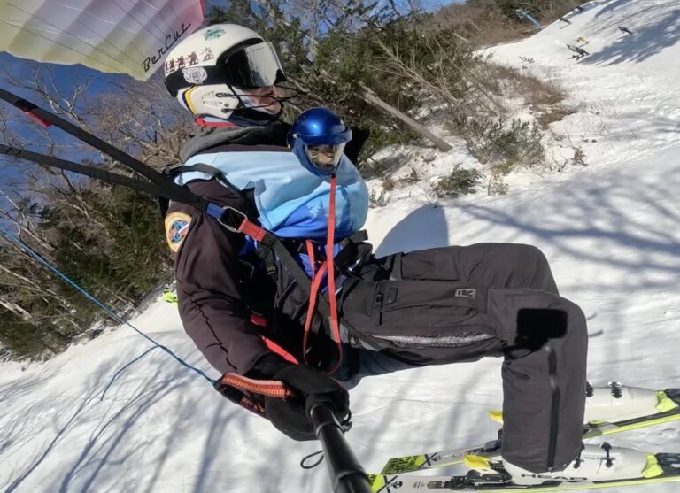 Cat Goes on Parachute-Skiing Adventures – Sporting its Very Own Tiny Helmet (Video)