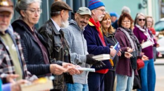 Hundreds of Volunteers Form a Human Chain to Get 9,000 Books to New ...