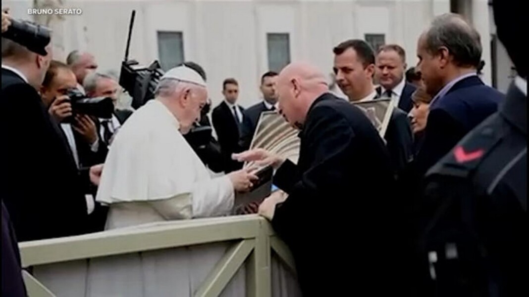 How a Gift from Pope Francis Inspired a Restaurant Owner to Feed the ...