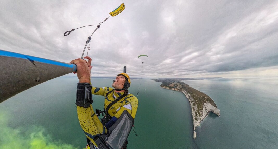 Daredevil Kitesurfer Breaks Guinness World Record Flying 1,500 Feet in ...