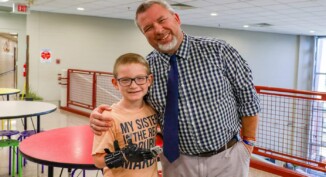 Kentucky Teacher-of-the-Year Created a Prosthetic Hand for a Student ...