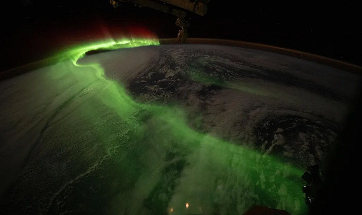 Stunning Video of the Southern Lights Dancing Across the Earth Captured ...